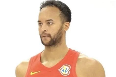 中国男篮小伙李凯尔改穿国家队1号球衣！世界杯战袍热身赛