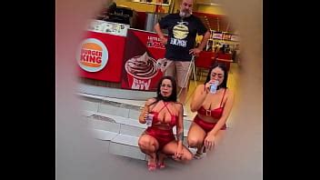 Muita indignação e repercusão ao passear a modelos em coleiras na avenida mais movimentada