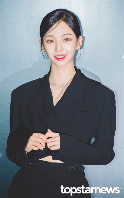 Hd포토 에스파aespa 카리나 ‘수줍은 미소는 러블리 입생로랑 뷰티 포토콜 최규석 기자 톱스타뉴스
