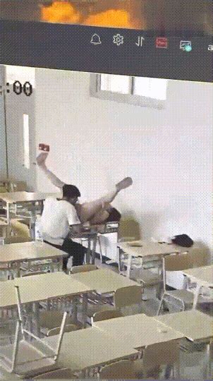网曝門事件烟台黄金职业学院大瓜流出情侣在教室课桌上大玩性爱先舔后干激情四射辣眼睛啊 同好吧