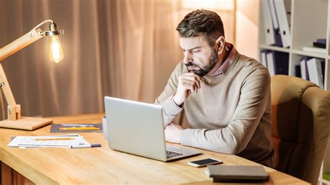 Things People Notice Immediately When You Share Your Screen During A Meeting YourTango
