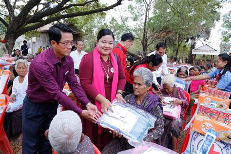 ប្រជាពលរដ្ឋ ២១៨គ្រួសារ ក្នុងខេត្តស្ទឹងត្រែង ទទួលបានអំណោយមនុស្សធម៌ពីកាកបាទក្រហមកម្ពុជា