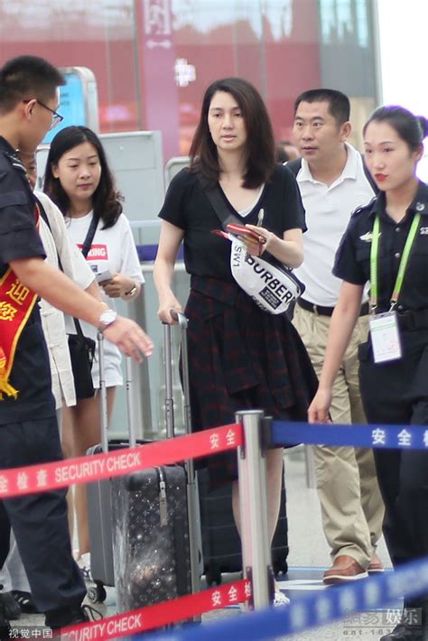 48岁洪欣长发披肩身材纤细 不惧素颜出镜