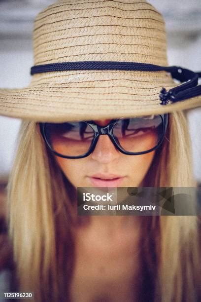 소음입니다 빈티지 스타일입니다 오래 된 도시에 서 있는 흰 모자에 세련 된 여자 가방에 대한 스톡 사진 및 기타 이미지 가방 거리 건축 Istock