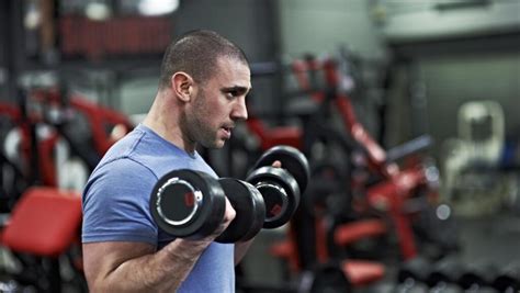 Curl de bíceps con barra y con mancuernas Guía completa Revista Fitness