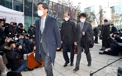 포토 윤 총장 측 특별변호인 법정으로