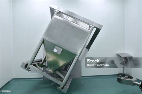 약국의 공장에서 컨테이너 믹서 정제의 생산 정제용 현탁액을 혼합하기 위한 용기 약물 혼합물의 방출을 위한 자동 장치 양질의 의약품의 혁신적인 생산 0명에 대한 스톡 사진 및