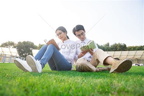 야외에서 읽는 젊은 부부 사진 무료 다운로드 Lovepik