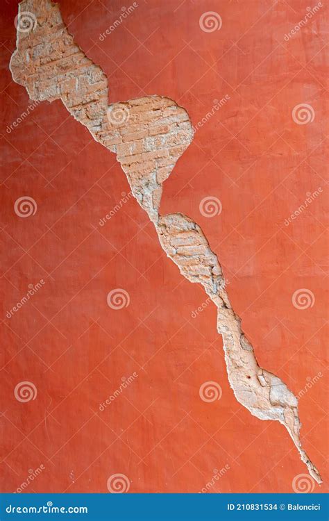 Cracked Wall 库存照片 图片 包括有 拱道 重婚 巴尔干 酿酒厂 墙壁 故障 油漆 210831534