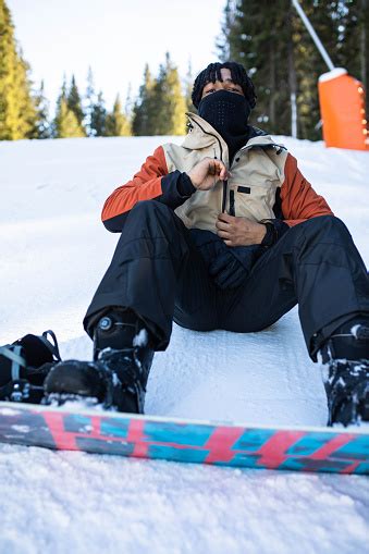 스키 슬로프에서 재킷의 지퍼를 올리고 있는 젊은 다인종 스노보더 땋은 머리에 대한 스톡 사진 및 기타 이미지 땋은 머리 20 24세 겨울 Istock