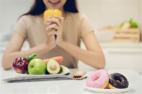 젊은 아름 다운 여자 지방과 칼로리를 먹는 대신 과일 샐러드를 먹고 그녀의 건강을 돌 개념에 대한 스톡 사진 및 기타 이미지