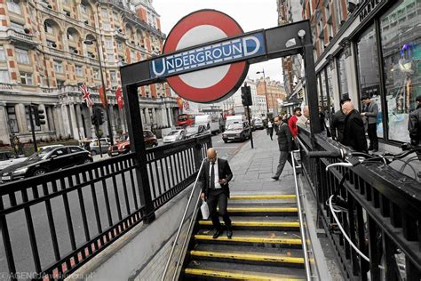 Wielka wojna o bramki w metrze W grze są miliony złotych gapowicze i