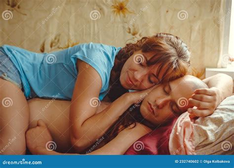 La Esposa Duerme Con Su Marido Foto De Archivo Imagen De Dormido Ocio