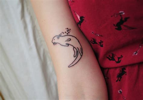 Cute Otter Tattoo By Rachel Huntingdon Otter Tattoo A Vrogue Co