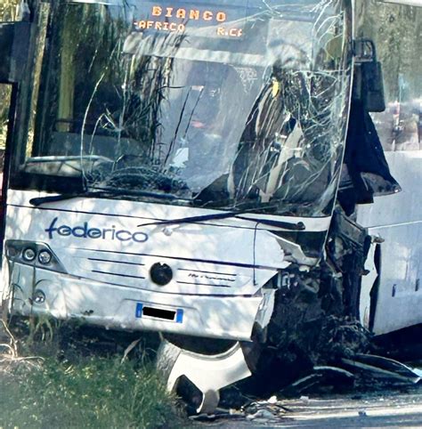 Reggio Calabria Terribile Incidente Sulla SS106 Frontale Tra Auto Rai