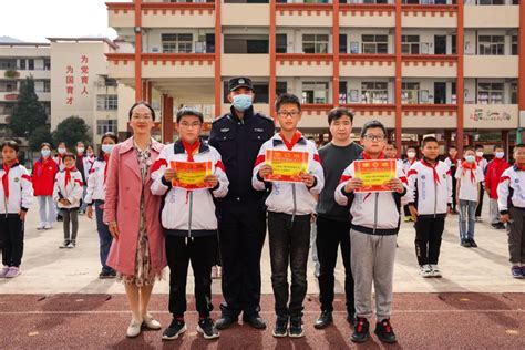 小朋友拾金不昧，警察叔叔“仪式感”拉满！定格福建这些感动瞬间澎湃号·政务澎湃新闻 The Paper