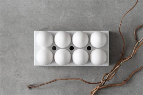 부활절 달걀 회색 배경에 닭 흰 계란 귀중한 영양가 있는 제품으로 닭 알 흰 달걀이 고립된 달걀 상자를 엽니다 상단 보기 플랫 레이 4월에 대한 스톡 사진 및 기타 이미지