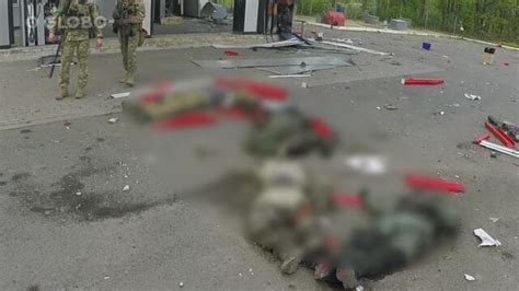 Vestidos Com Uniformes Russos Corpos Carbonizados Exibem Barbárie Na