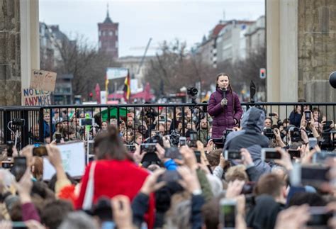 Bild Zu Greta Thunberg Kommt Nach Berlin Und Tausende Jubeln Ihr Zu