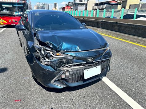 北市議員顏若芳出車禍！遭遊覽車追撞「車尾全毀」 現場畫面曝