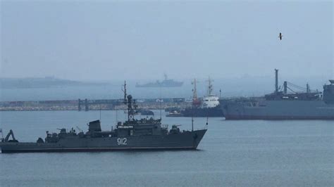 Русия държи пет военни кораба в Черно море единият е въоръжен с ракети