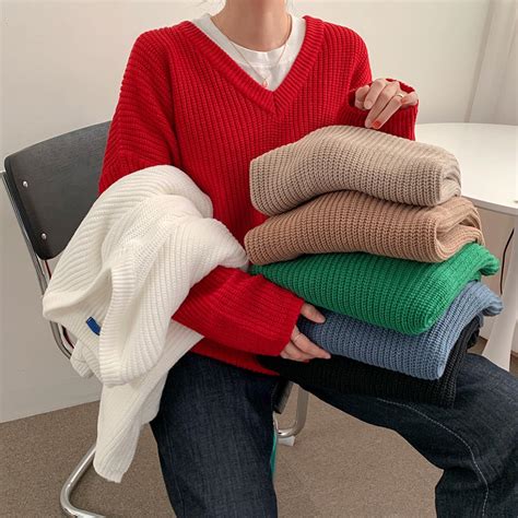 에이블리 도톰도톰하고 비비디한 컬러감의 니트는 사랑이죠💟 루즈한 핏과 V넥 라인으로 여리여리한