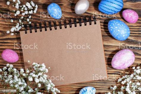 분홍색과 파란색 부활절 달걀과 흰색 꽃트렌디 한 나무 에코 배경에 텍스트 공예 노트북 맨 위 보기 복사 공간 0명에 대한 스톡