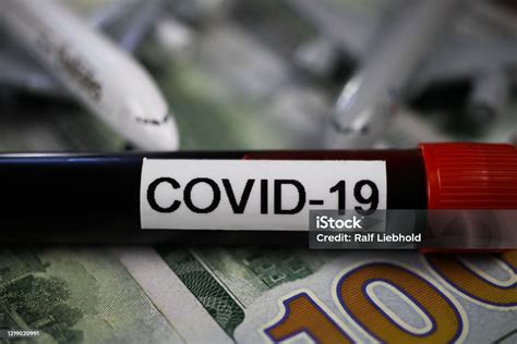 100 달러 종이 돈 지폐에 비행기 모델 Covid19 혈액 샘플 유리병 0명에 대한 스톡 사진 및 기타 이미지 0명