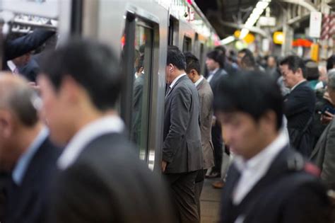 日本也有「無褲日」，擁擠的地鐵穿著太暴露，當心電車痴漢 每日頭條