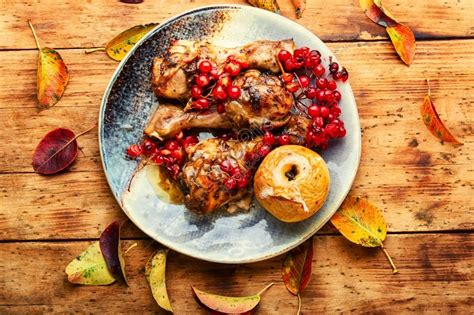 장과를 곁들인 구운 닭다리 나무 테이블에 가막살 나무속을 곁들인 프라이드 치킨 드럼스틱 사진 사진 무료 다운로드 Lovepik