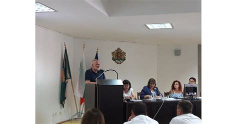 Общинските съветници приеха Декларация с която настояват областният управител да информира