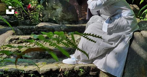 회색 콘크리트 벤치에 앉아 흑백 체크 무늬 드레스 셔츠를 입은 남자 사진 Unsplash의 무료 타만 부겐빌 이미지