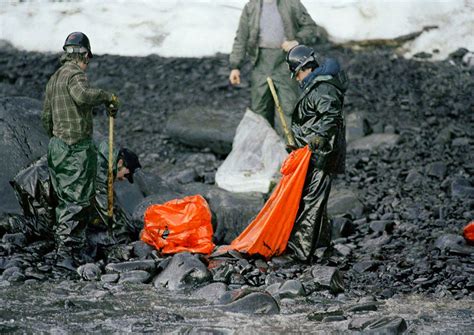 Haunting Photos From The Exxon Valdez Oil Spill Catastrophe Gizmodo