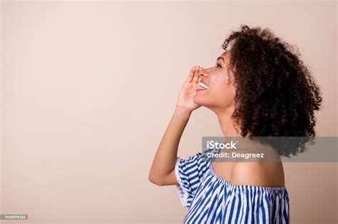 입 근처의 흥분한 재미있는 숙녀 팔의 프로필 초상화는 빈 공간을 올려다 보며 베이지 색 배경에 고립 된 말을합니다 20 24세에 대한 스톡 사진 및 기타 이미지 Istock