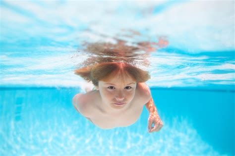 Crianças De Verão Na água Na Piscina Debaixo Dágua Menino Subaquático