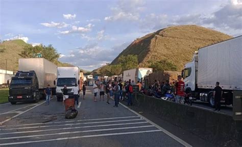 Caminhoneiros iniciam paralisação e bloqueiam rodovias pelo país
