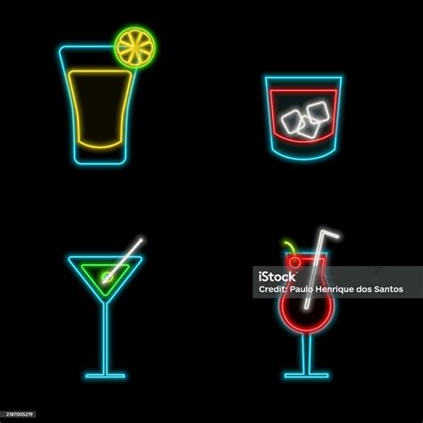바 네온 템플릿입니다 빛나는 레터링 바와 칵테일 바이올렛 퍼플 글라스 올리브와 밀짚을 곁들인 마티니 음료 검은 배경에 고립되어 있습니다 0명에 대한 스톡 벡터 아트 및 기타
