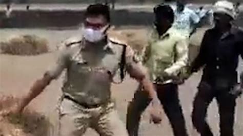 Auraiya Sp Video Goes Viral खुद पहुंचे आग बुझाने ग्रामीण ने उलटे लगा