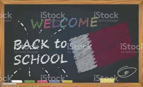 학교 학습 및 어린 시절 개념 돌아가기 다시 학교는 카타르를 분필로 비문와 국기 배너 Welcome Back Phrase에