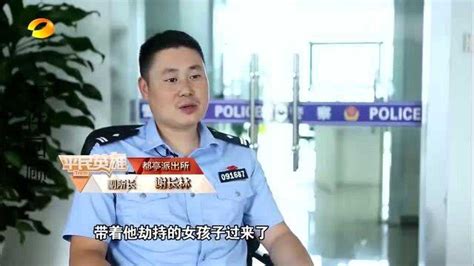湖南卫视平民英雄：商场内男子持刀劫持女子，警方派出狙击手就位 腾讯视频