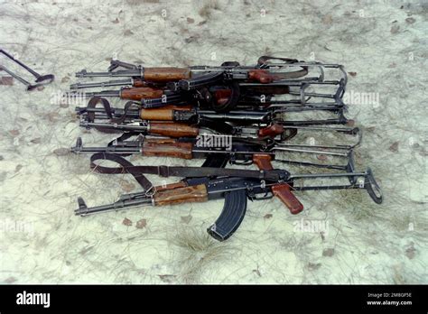 Fusiles De Asalto Kalashnikov En Los Ejercicios Militares Latbat 25