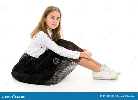 小女孩紧紧膝盖 坐在地上 库存照片 图片 包括有 长期 子项 膝盖 女孩 幸福 放弃了 童年 199558924