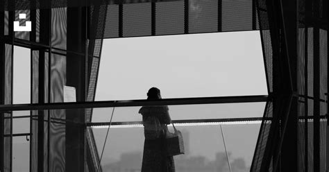 Foto Silueta De Hombre De Pie Frente A La Ventana De Cristal Imagen