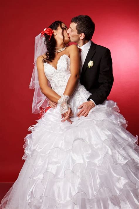 Pombos Felizes Do Casamento Da Terra Arrendada Do Noivo E Da Noiva