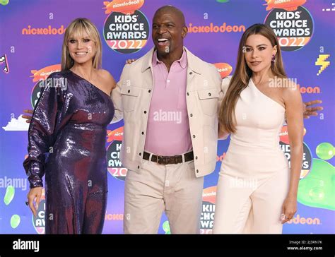 L R Heidi Klum Terry Crews And Sofía Vergara Arrives At The 2022
