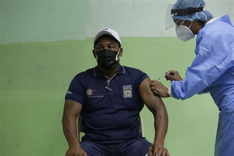 Primera Dosis Alcalde Héctor Valdés Carrasquilla Se Vacuna