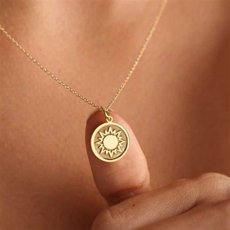 چشم نوازترین مدل های آویز گردنبند زنانه طلا طرح خورشید