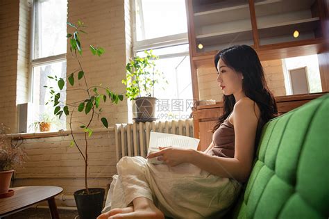 年轻女人在家看书高清图片下载 正版图片507617058 摄图网