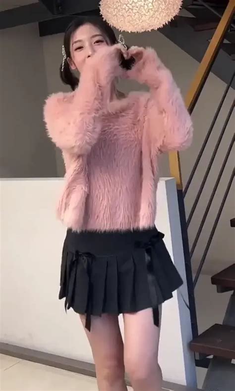 오마이걸 아린 챌린지를 찍다 턴하는 주름 치마 엉밑살 노출 유저방송 엠봉