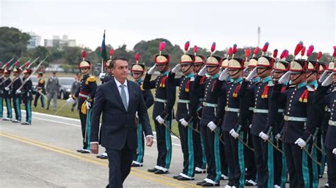 Bolsonaro Participa Da Entrega De Espadins Aos Cadetes Da Aman Forças